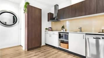 Geladeira grande, micro-ondas, cooktop, lava-louças