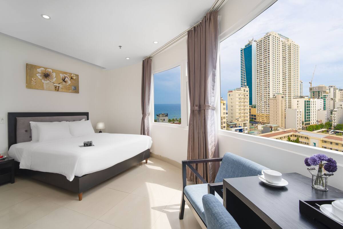 Quarto casal luxo | Roupas de cama antialérgicas, frigobar, escrivaninha