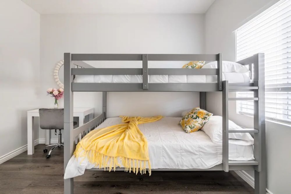 Modern Home Near Disneyland, Beaches, And Little Saigon - Huntington Beach, CA