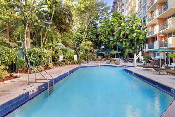 Always A Great Idea To Unwind! 4 Comfortable Units, Onsite Pool, Kitchen - Miami