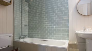 Um secador de cabelo, toalhas fornecidas