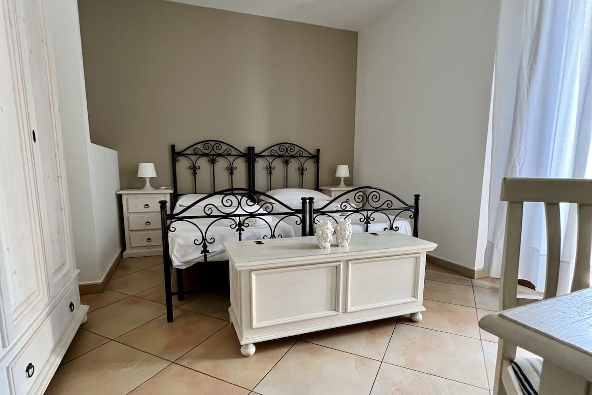 Quarto Duplo ou Twin Clássico | Roupa de alta qualidade, edredões de penas, minibar