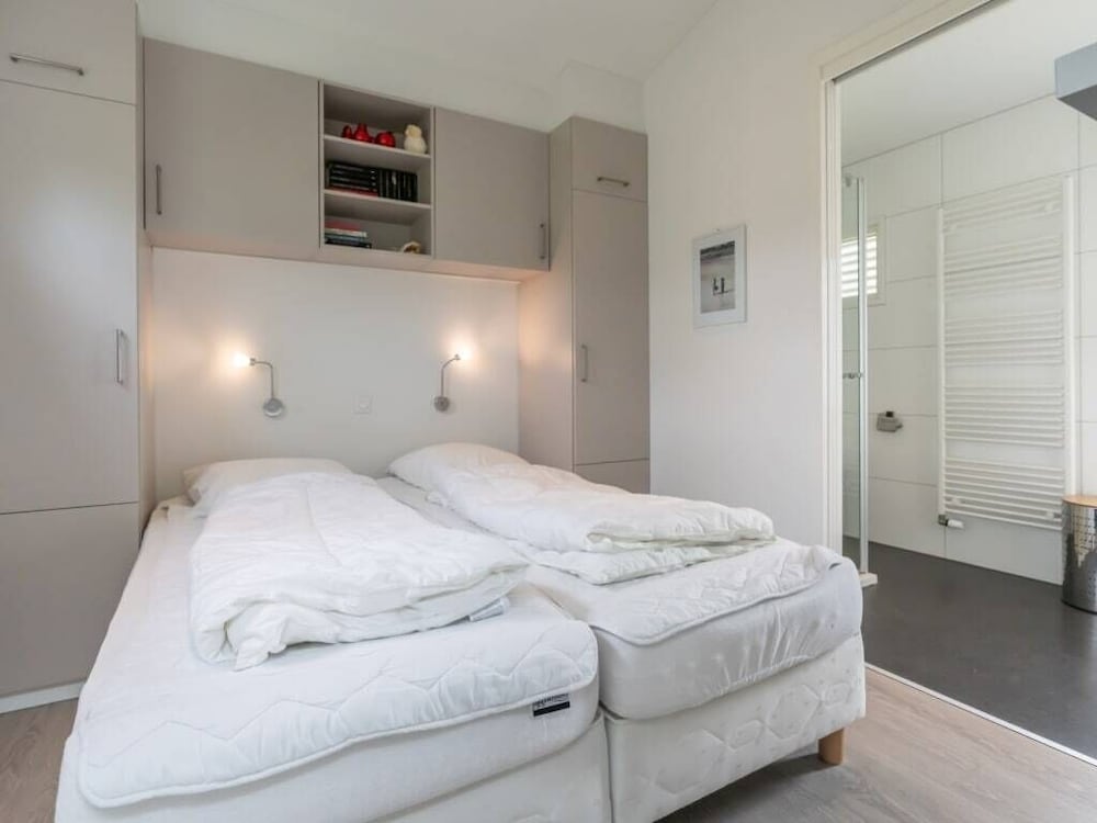 This Chalet Is Situated On The Edge Of The Park (With A View Of A Lake) And Is Equipped With All Ame - Renesse