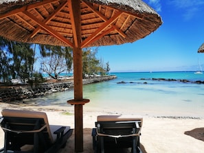 Na praia, praia de areia branca 