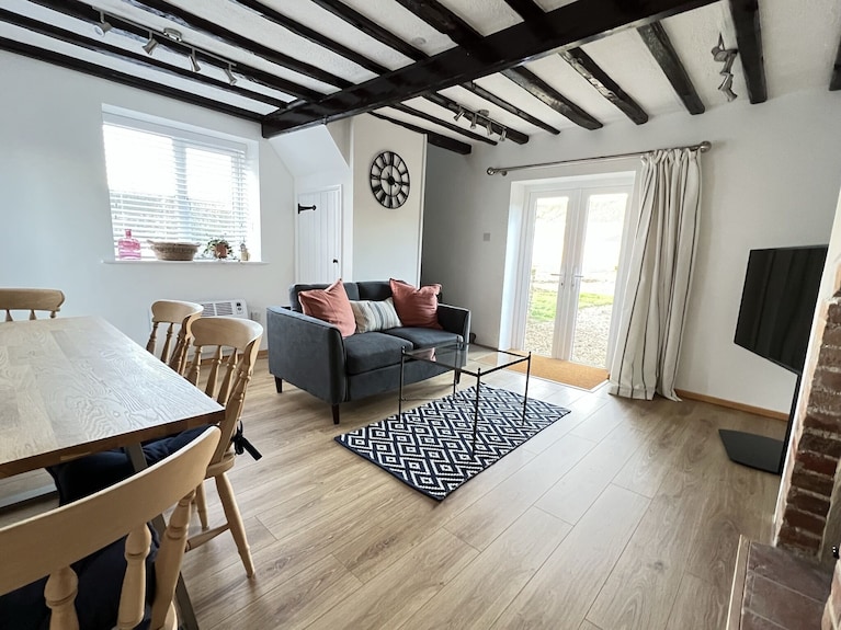 Dolls House Cottage - Self Contained Cottage, Beautiful Garden, Ample Parking - スワファム