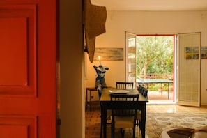 Uma área de refeições com mesa, cadeiras e uma escultura decorativa.