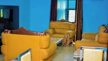 Quarto Duplo Presidencial | Sala de estar | Televisor LED de 32 polegadas com canais por cabo, impressoras