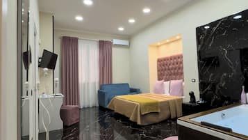 Quarto, banheira de hidromassagem grande (Amore) | Roupa de alta qualidade, camas de colchão Select Comfort, minibar