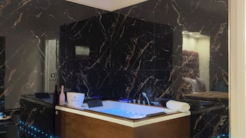Quarto, banheira de hidromassagem grande (Amore) | Banheira de hidromassagem privativa