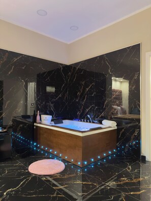 Quarto de Luxo, banheira de hidromassagem grande (Amore) | Banheira de hidromassagem privativa