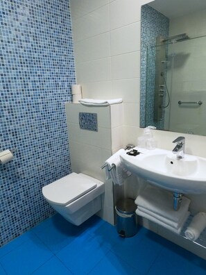 Quarto triplo, sacada, vista para o pátio | Banheiro | Chuveiro, secador de cabelo, toalhas de banho, sabonete