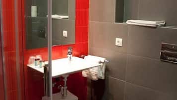 Quarto duplo, sacada, vista para o pátio | Banheiro | Chuveiro, secador de cabelo, toalhas de banho, sabonete