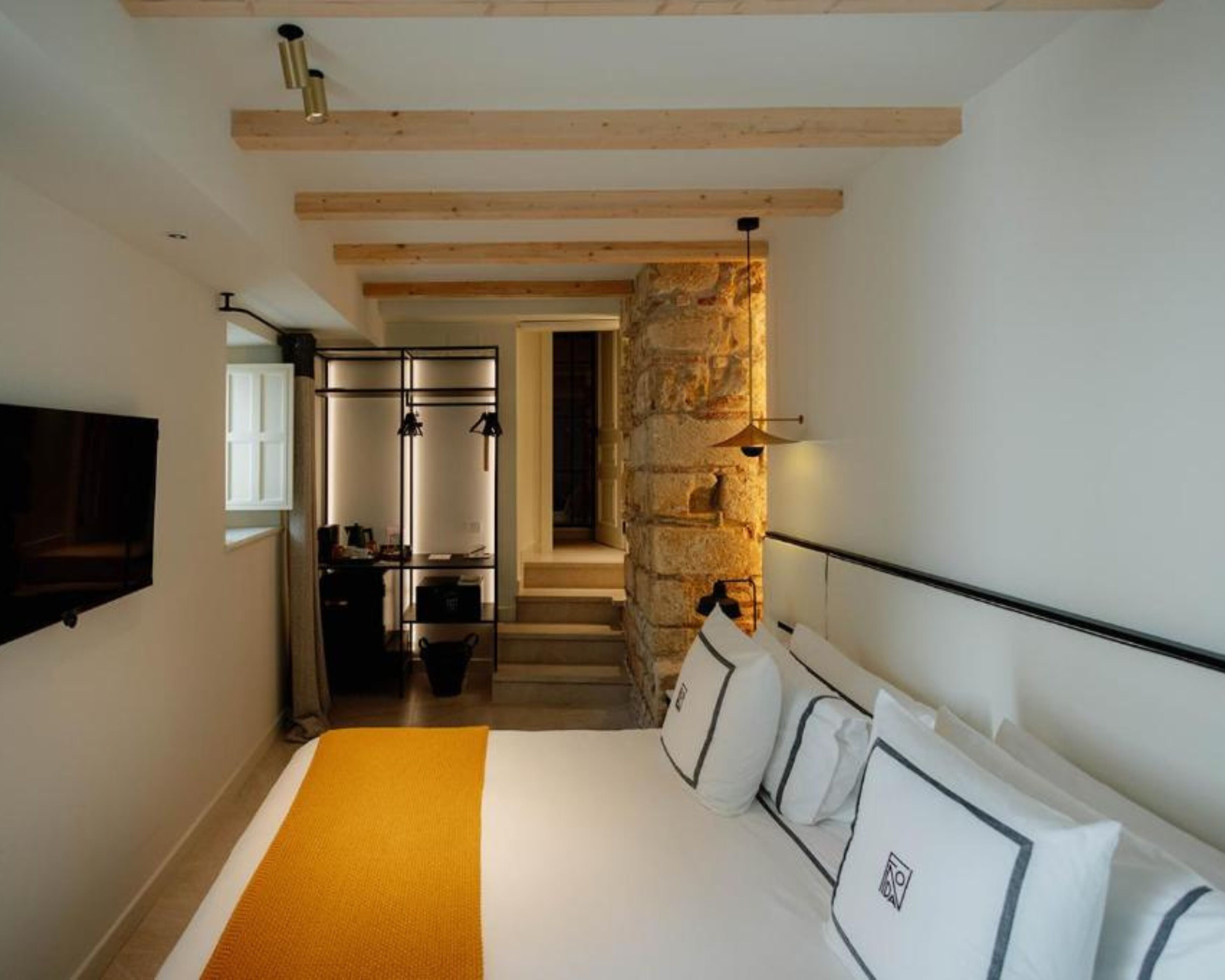Quarto casal clássico, vista para o pátio | Roupas de cama de algodão egípcio, roupas de cama premium, frigobar