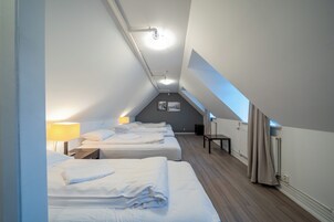 Quarto Quádruplo Básico, casa de banho partilhada | Wi-fi grátis, roupa de cama fornecida 