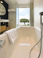 Dúplex Júnior | Casa de banho | Produtos de higiene exclusivos, um secador de cabelo, chinelos 