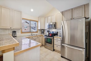 Casa de FĂ©rias, 2 quartos | Cozinha privada | Um frigorĂfico, um forno, uma cafeteira/bule, uma torradeira