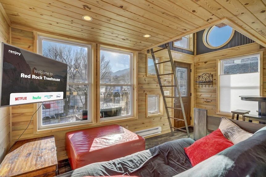 Red Rock Treehouse! Unique In Old Colorado City! - Colorado Springs, CO