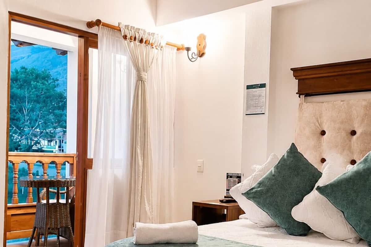 Quarto Duplo Deluxe | Roupa de alta qualidade, edredões de penas, Wi-fi grátis