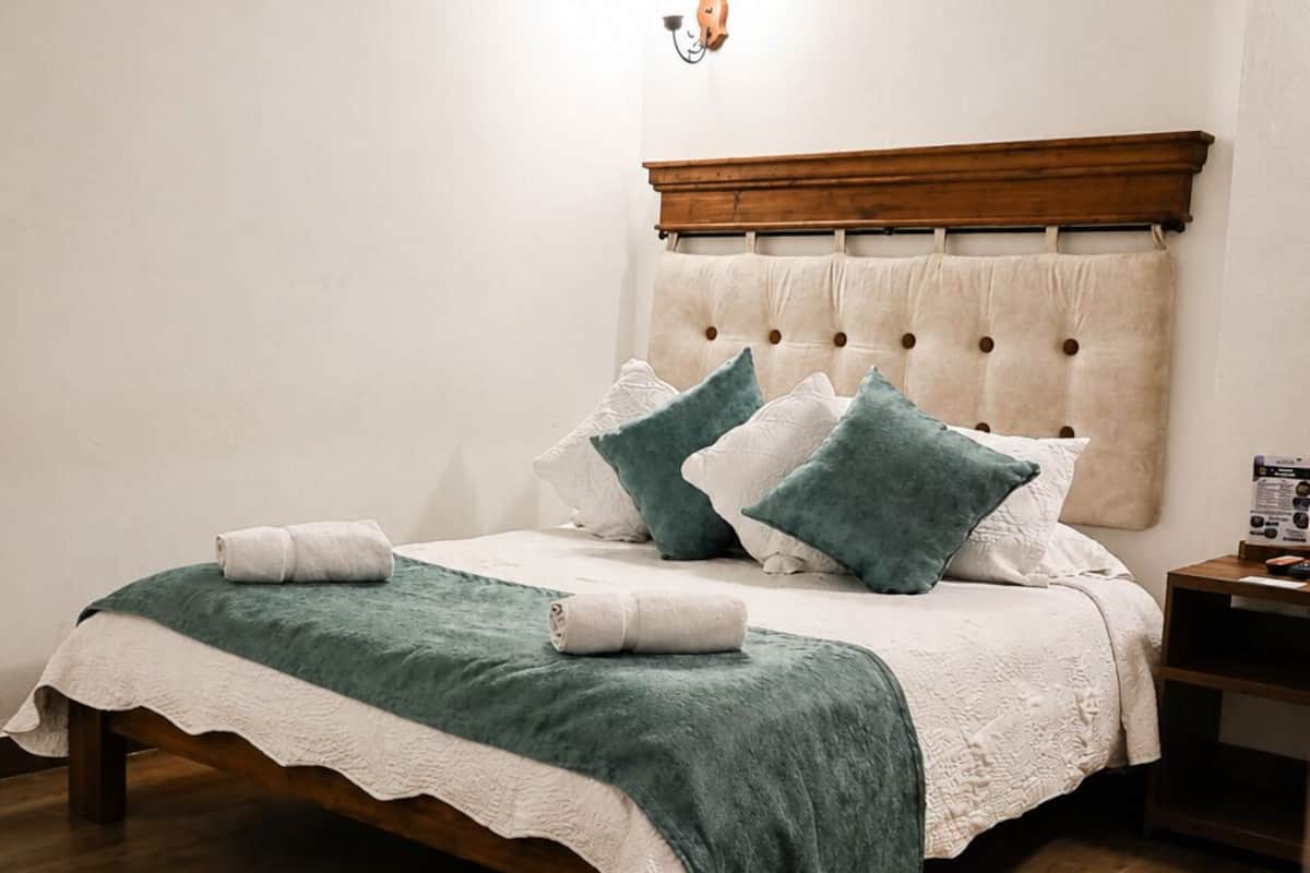 Quarto Duplo Standard | Roupa de alta qualidade, edredões de penas, Wi-fi grátis
