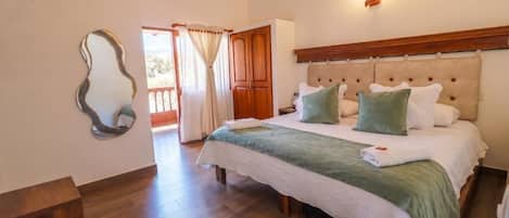Quarto Duplo Deluxe | Roupa de alta qualidade, edredões de penas, Wi-fi grátis