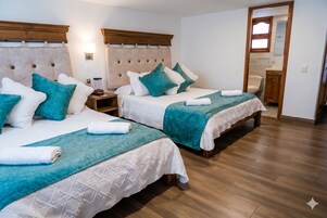 Quarto quádruplo standard, 1 quarto | Roupas de cama premium, edredons de pluma, Wi-Fi de cortesia