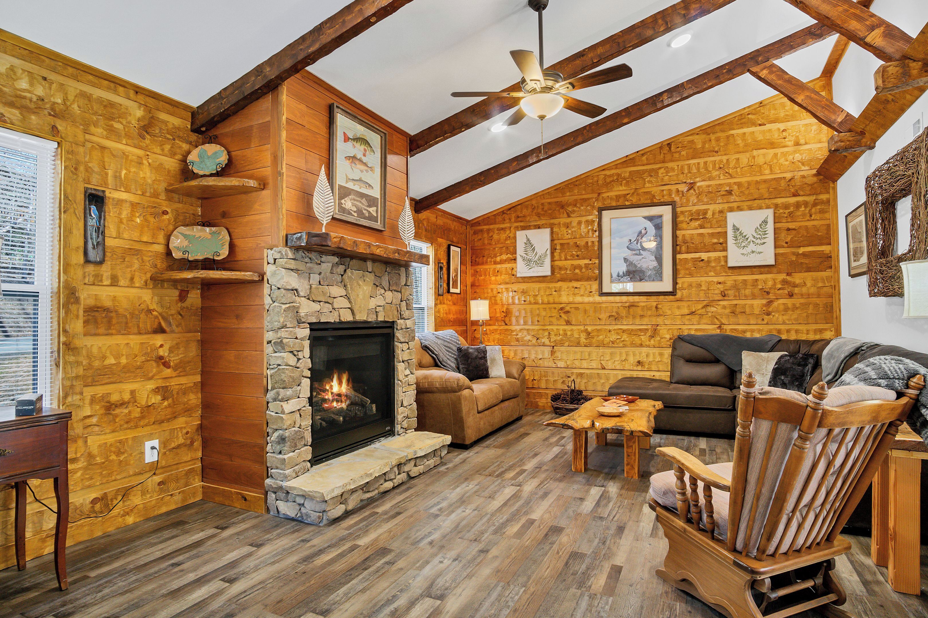 This Newly Built Home Has Much To Offer! Hot-tub ,  Fenced In Back Yard . - Townsend, TN