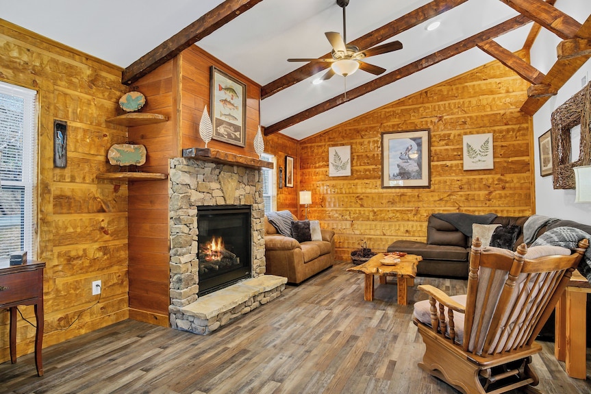 This Newly Built Home Has Much To Offer! Hot-tub , Fenced In Back Yard . - メアリービル, TN