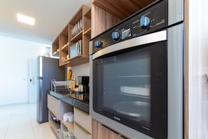 Apartamento | Cozinha privada | Um frigorífico, um micro-ondas, uma placa de cozinha