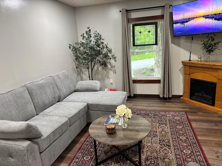 Cozy Cabin In The Woods ,Pet-friendly! Treehouse Feel On The Large Deck! Pool! - Illinois