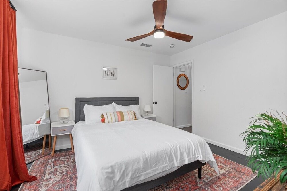 Modern Retro House W/ Hot Tub & Pet Friendly - Round Rock, TX