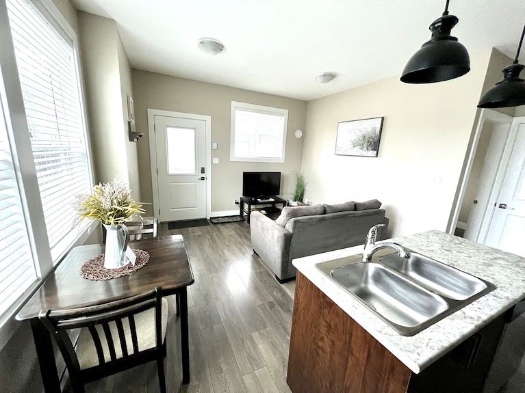 Newer Private Cozy 1 Bdrm Suite Located 5 Mins From All Amenities. - Langford