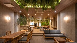 Um interior moderno com uma mesa de jantar de madeira, sofás e cadeiras.