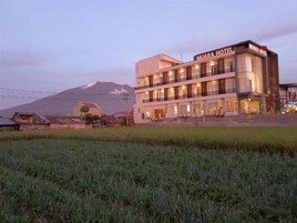 Hotel com design moderno, com vários andares e uma sinalização bem visível.