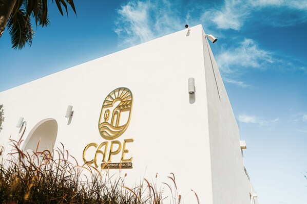 Um edifício branco com um logotipo que diz "CAPE" e "FASHION ESSHO".
