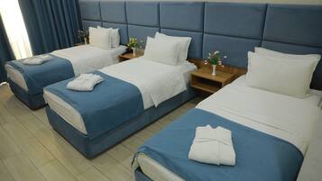 Quarto triplo básico | Cofres nos quartos, individualmente mobiliados, escrivaninha