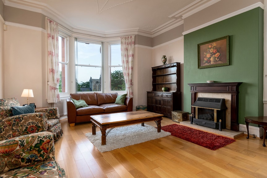 St Katherines - Four Bedroom Cottage, Sleeps 8 - Llandudno