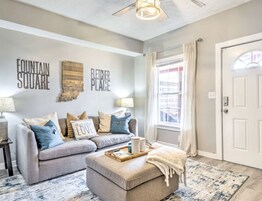 City Chic Townhome Near Downtown | Sala de estar | Smart TV de 65 de polegadas com canais digitais, televisor, Netflix 