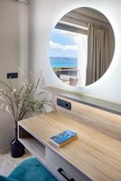 Quarto casal superior, vista parcial para o mar | Cofres nos quartos, cortinas blackout, quartos à prova de som