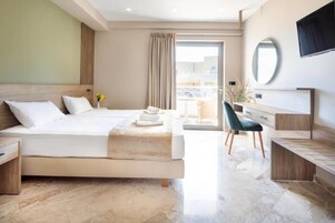 Quarto casal superior, vista parcial para o mar | Cofres nos quartos, cortinas blackout, quartos à prova de som