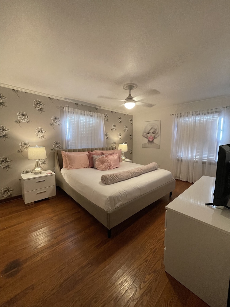 Luxurious Marilyn’s Mansion In The Heart Of Springfield! - Springfield