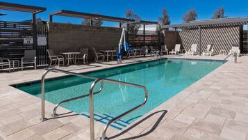 Piscina externa, funciona das 6h às 22h, guarda-sóis, espreguiçadeiras