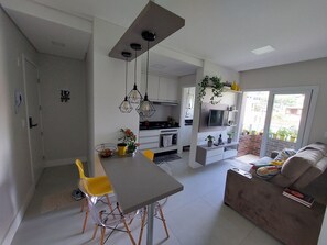 Apartamento Premium, acesso à piscina, Vista para a cidade | Sala de jantar