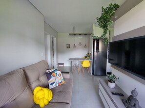 Apartamento Premium, acesso à piscina, Vista para a cidade | Sala de estar | Smart TV de 32 de polegadas com canais digitais, Netflix, filmes pagos 