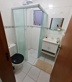 Apartamento Design | Casa de banho | Um polibã, toalhas fornecidas, papel higiénico