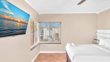 Apartamento | Cofres nos quartos, individualmente decorados