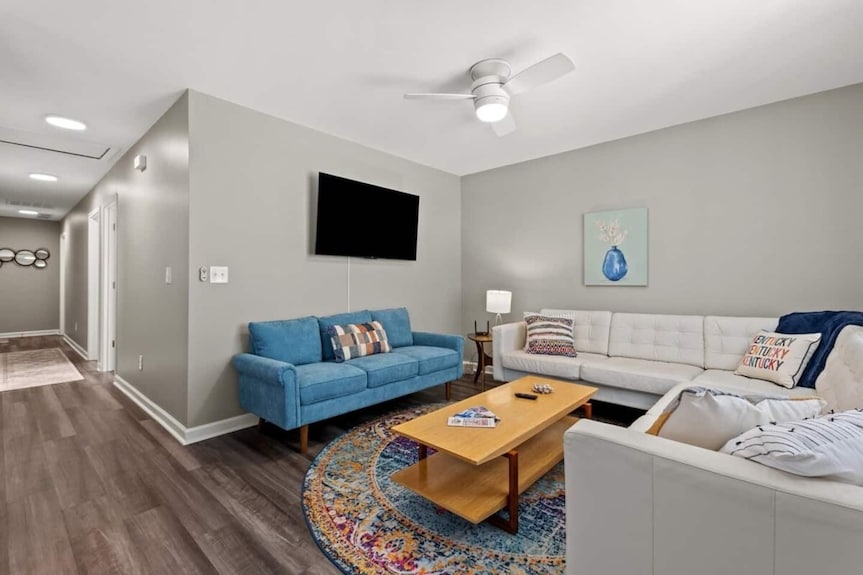 Sleeps 8. Cozy Bungalow In Downtown Georgetown - Georgetown, KY