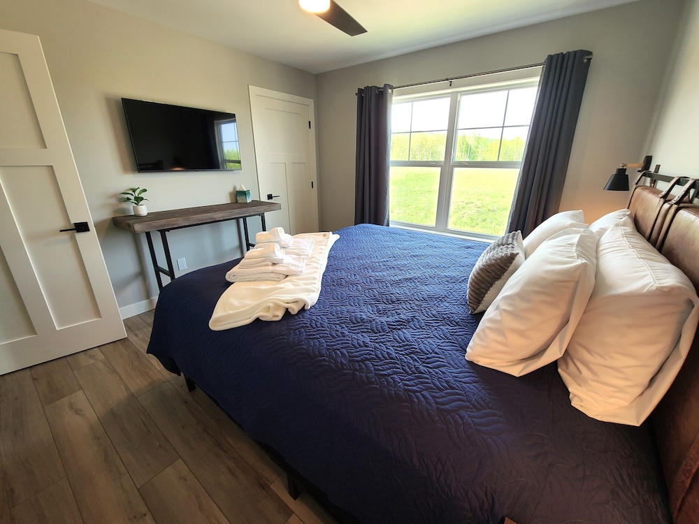 Beautiful Modern Ski House - Views • Spacious • Sauna • 20% Off Bike Rental - Duluth, MN