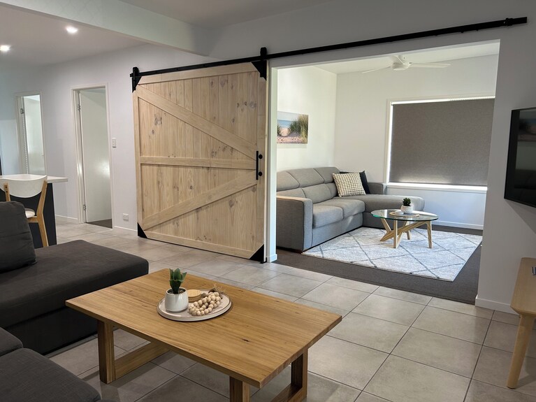 Family Getaway On The Waterfront Of Tin Can Bay - Rainbow Beach