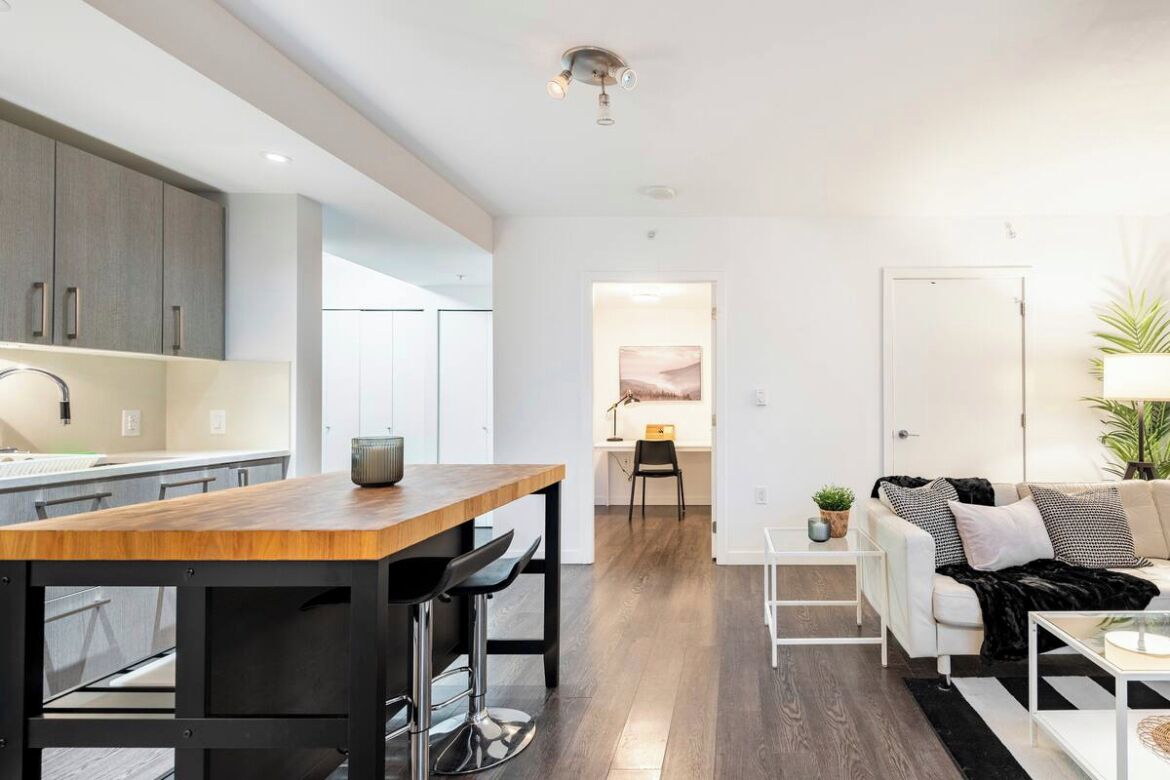 New Modern, Large 1 Bedroom, 1 Bathroom + Work Space - North Vancouver