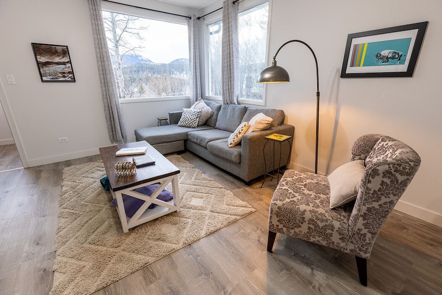 Sunny Mountain Farmhouse With Outdoor Cedar Sauna - Alberta